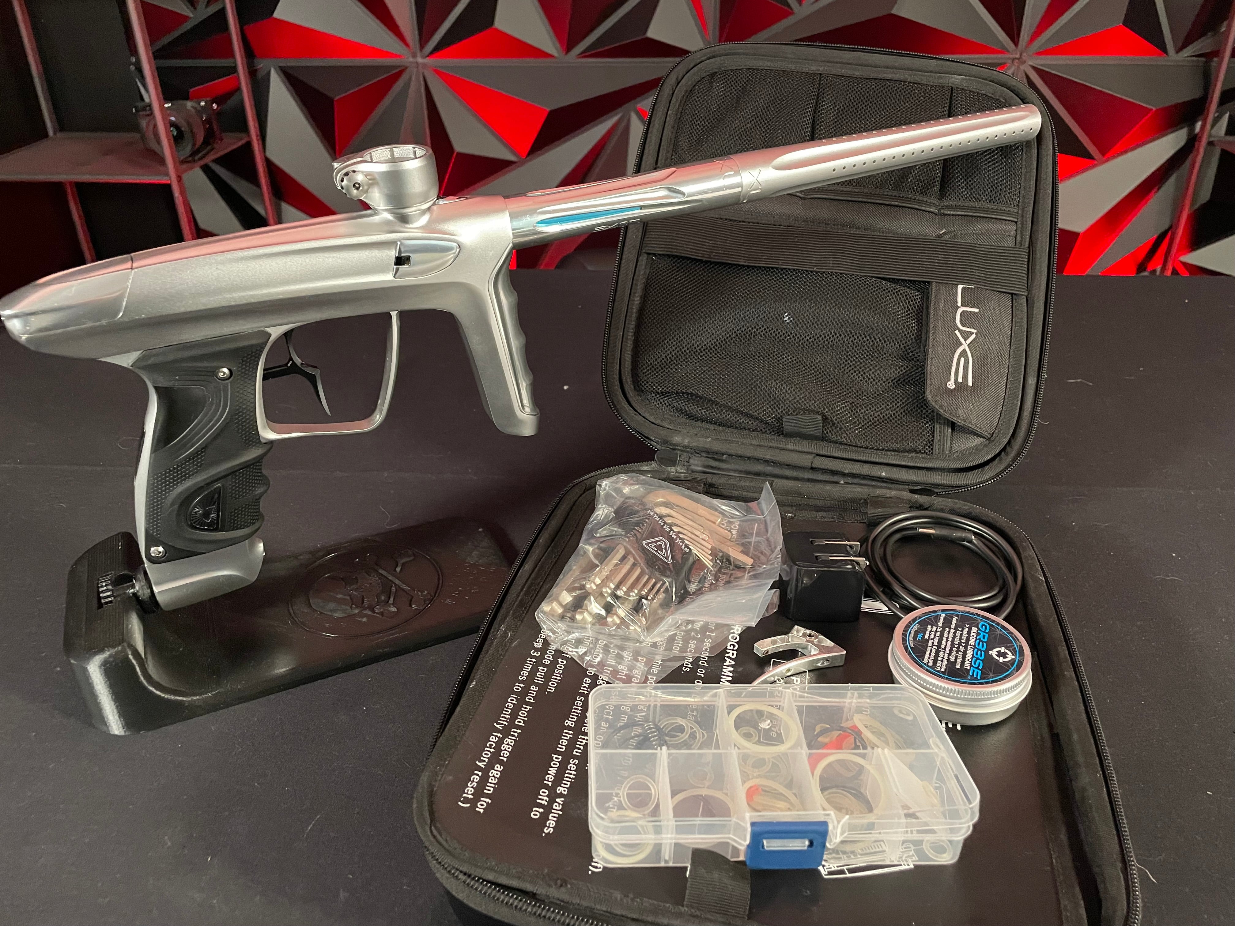 Used DLX Luxe TM40 Paintball Gun - Dust Silver/Gloss Silver