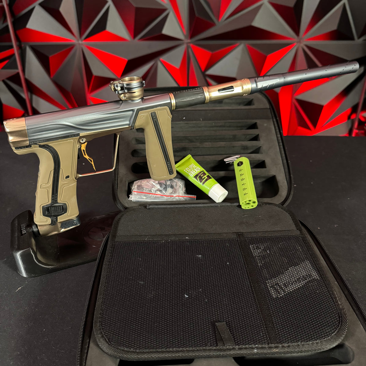 Used Planet Eclipse Geo R5 Paintball Gun - Graphite/Sandstone w/ Gold