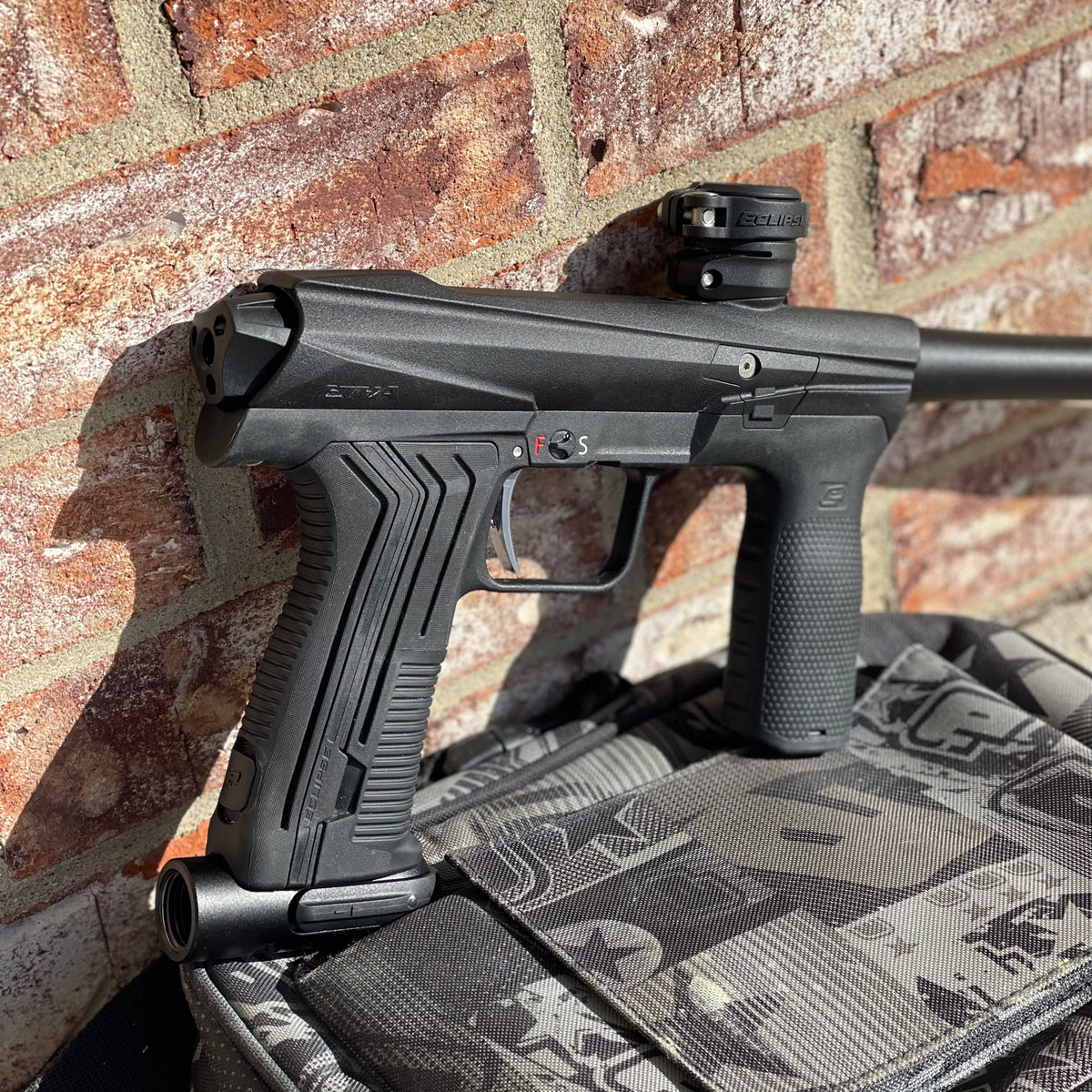 Used Planet Eclipse Emek 100 Paintball Gun - Black w/Gray Trigger and