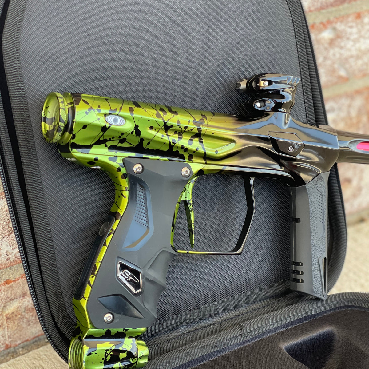 Used Shocker Amp Paintball Gun - Reactor Lime Splash with MATCHING CC